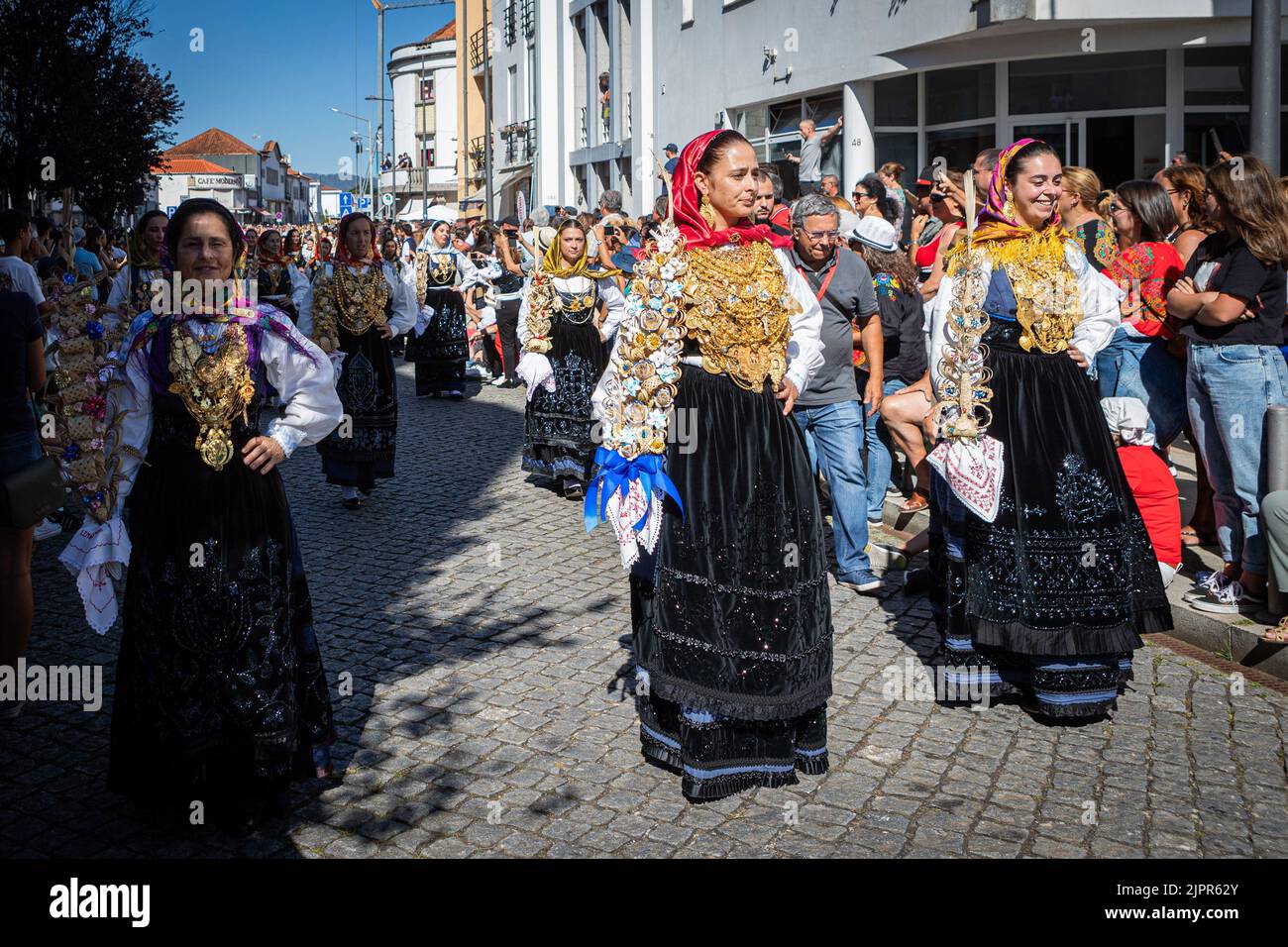 Mordomas mit dem palmito (dem Kerzenschein) marschieren stolz in der ...