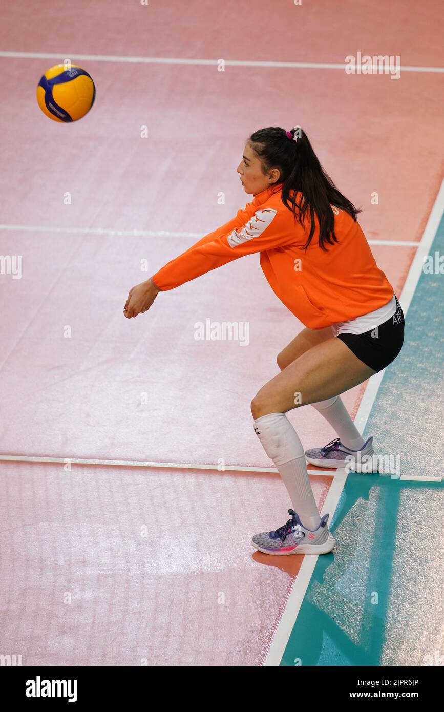 ISTANBUL, TÜRKEI - 03. MAI 2022: Saliha Sahin wärmt sich vor Eczacibasi ...