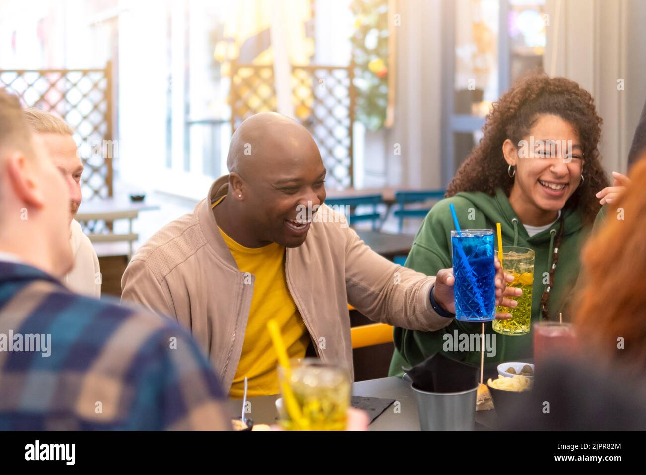 Multiethnische freundschaft -Fotos und -Bildmaterial in hoher Auflösung ...