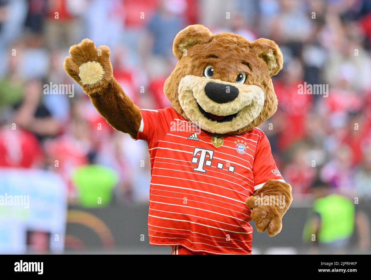 MASCOT Berni FC Bayern München FCB, in neuen Trikotgesten, Allianz ...