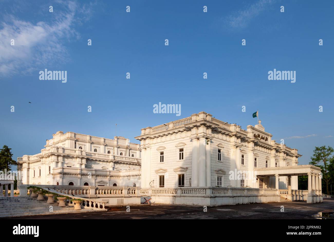 Die Leute fragen auch, ob wir die Quaid-e-Azam Bibliothek besuchen ...