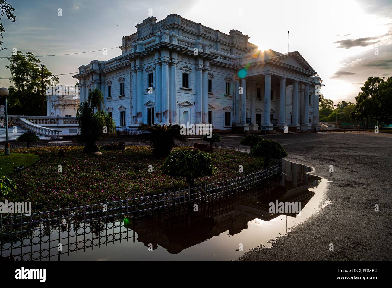 Die Leute fragen auch, ob wir die Quaid-e-Azam Bibliothek besuchen ...
