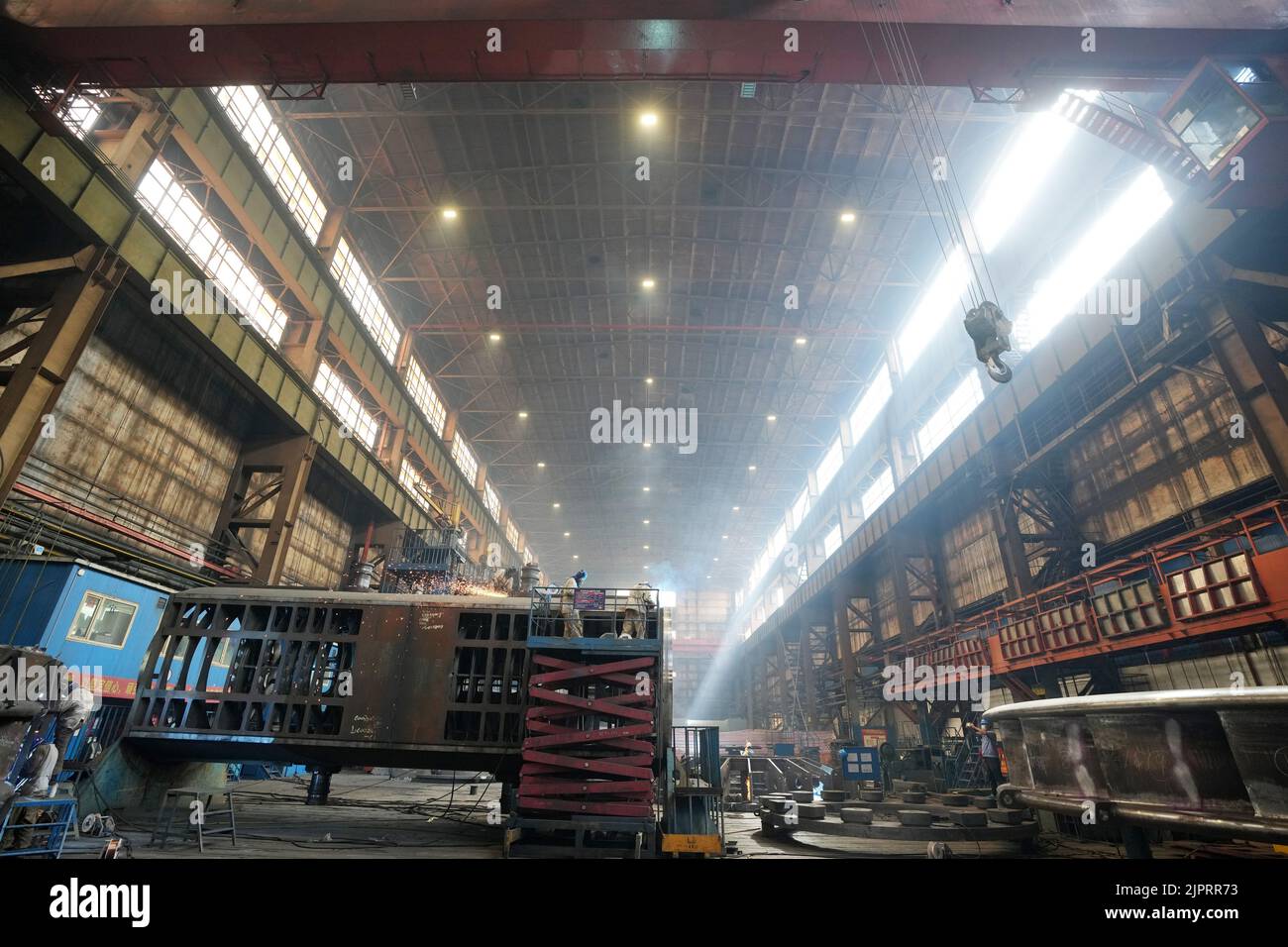 Harbin, Chinas Provinz Heilongjiang. 19. August 2022. Arbeiter sind in ...