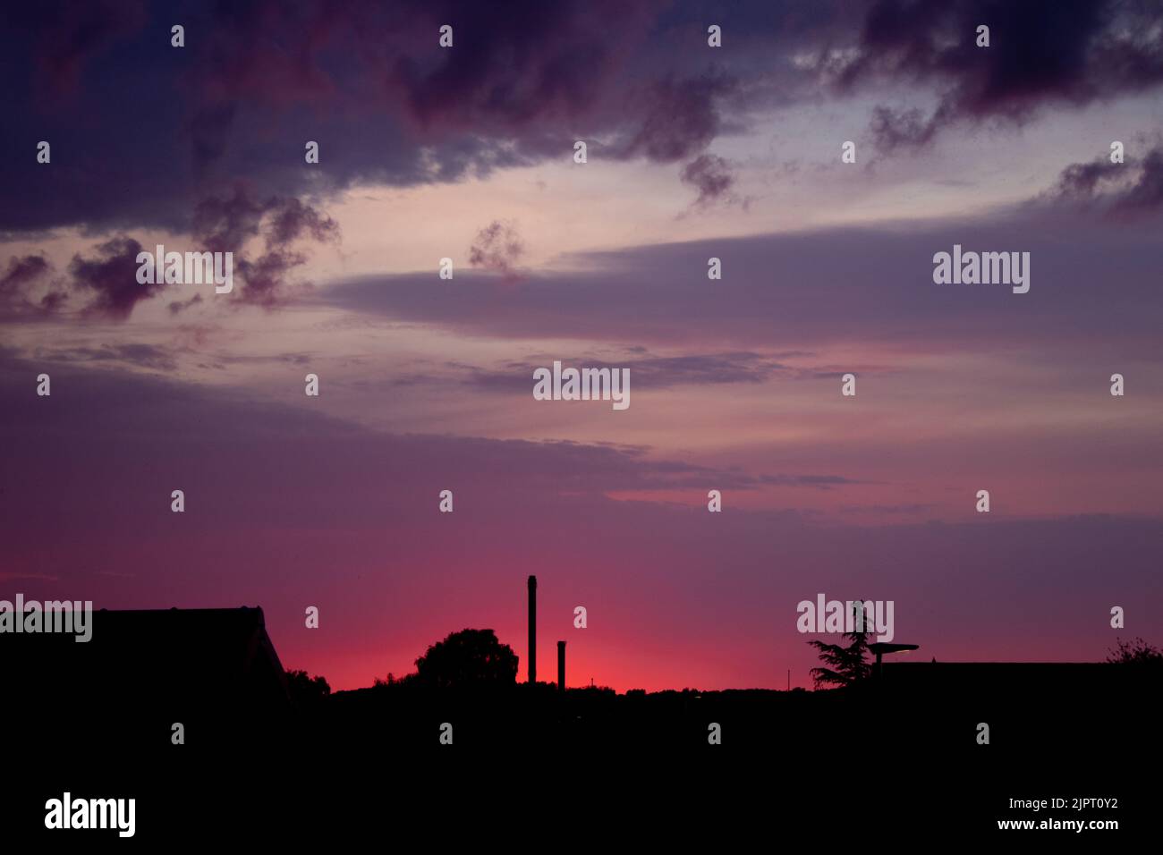 Lila und rosa himmel -Fotos und -Bildmaterial in hoher Auflösung – Alamy