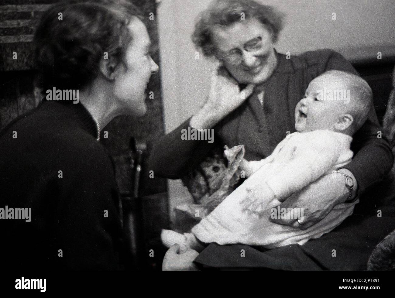 Oma hält bild -Fotos und -Bildmaterial in hoher Auflösung – Alamy
