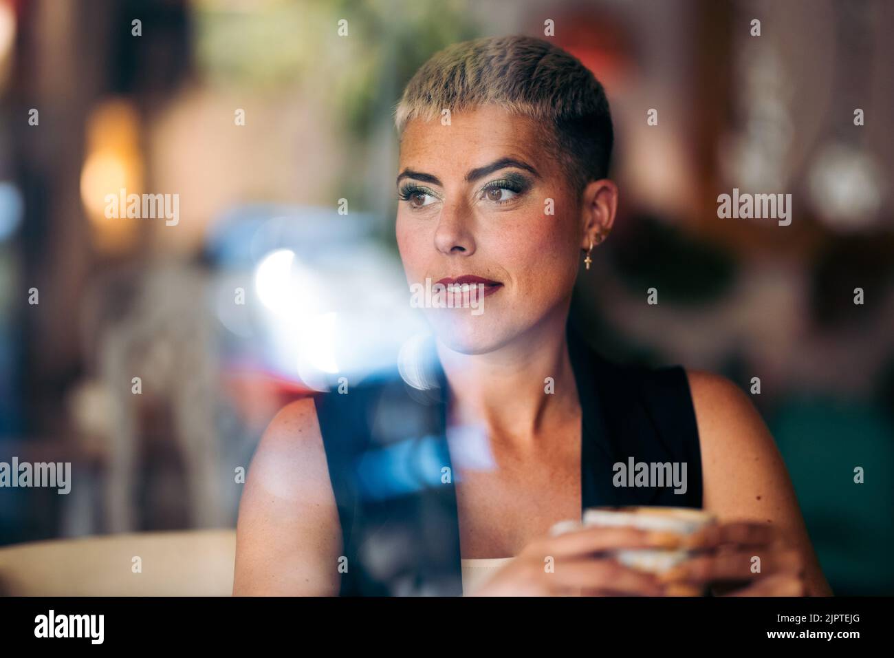 Junge frau schaut sorglos -Fotos und -Bildmaterial in hoher Auflösung – Alamy