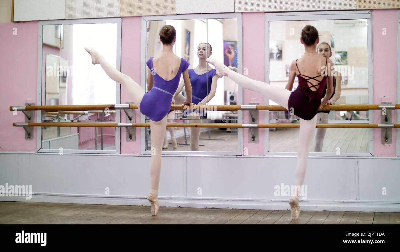 In der Tanzhalle spielen junge Ballerinas in violetten Trikots auf ...