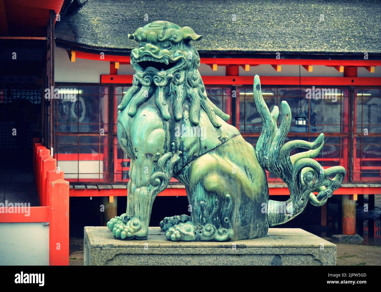 Japan guardian shinto temple -Fotos und -Bildmaterial in hoher ...