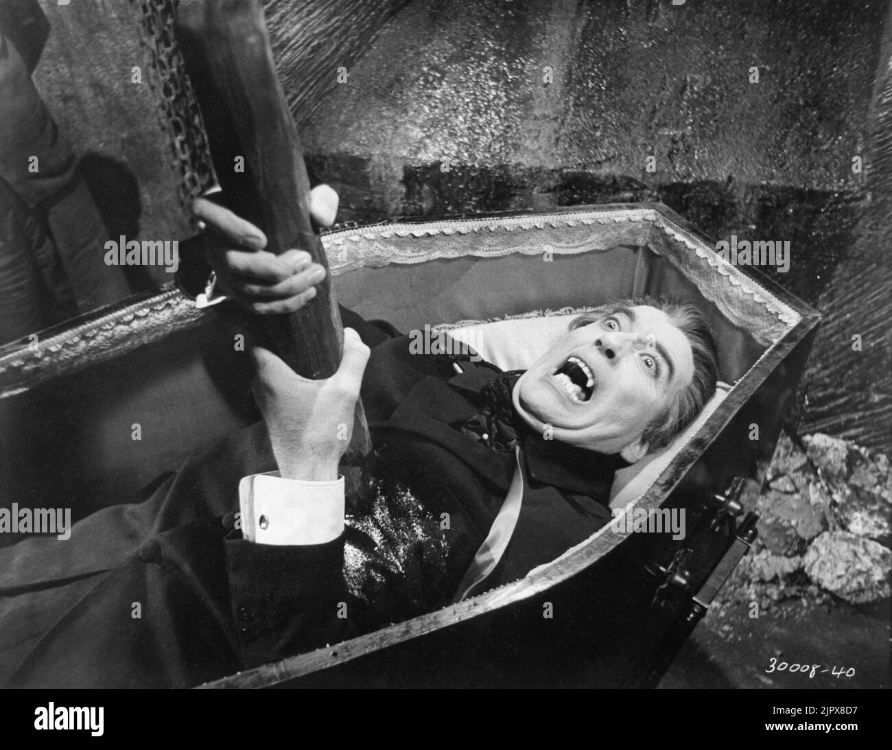 CHRISTOPHERR LEE als Graf Dracula in Sarg mit Beteiligung an DRACULA ...
