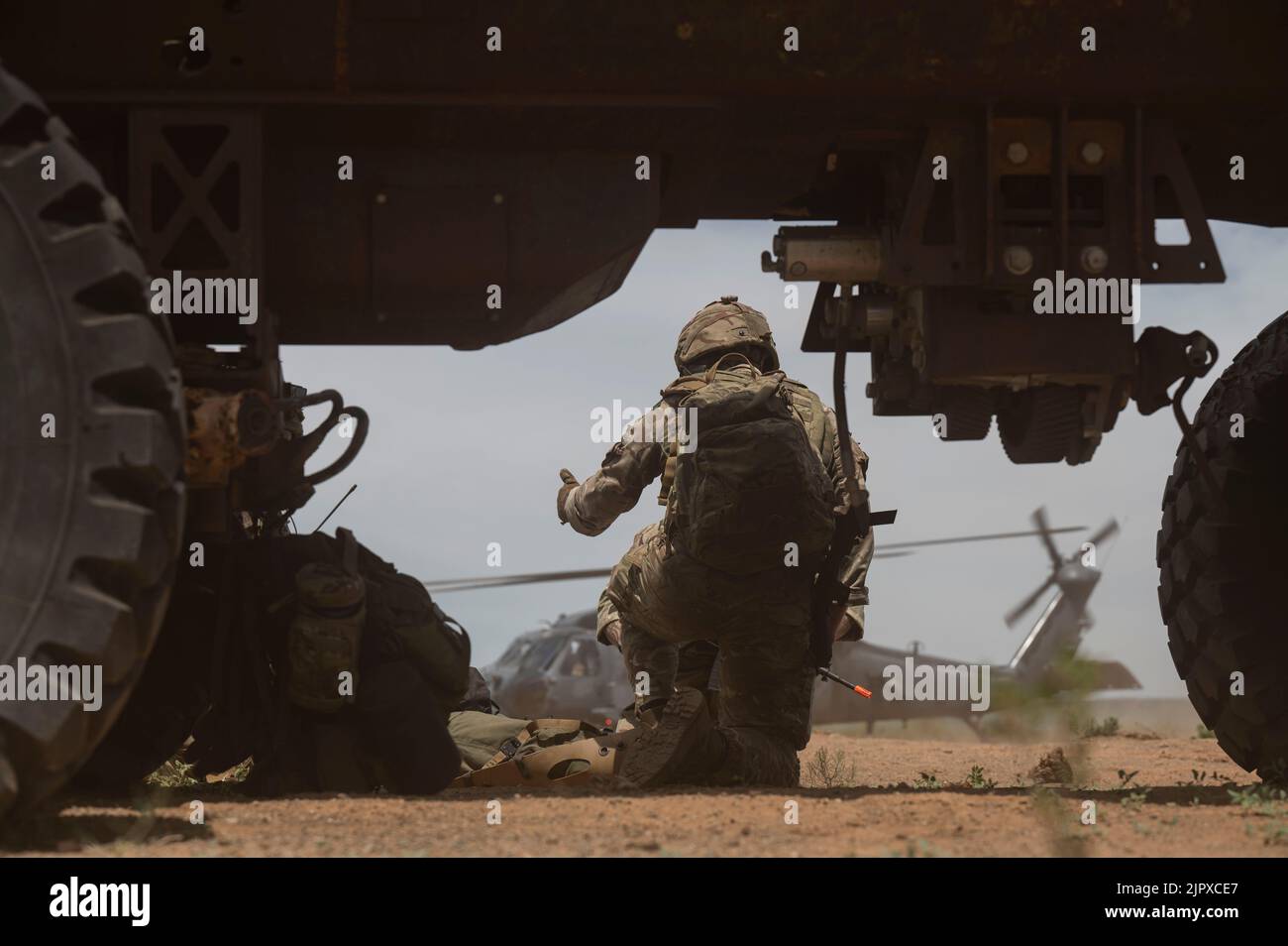 Ein Mitglied des britischen Royal Air Force Regiment holt einen ...