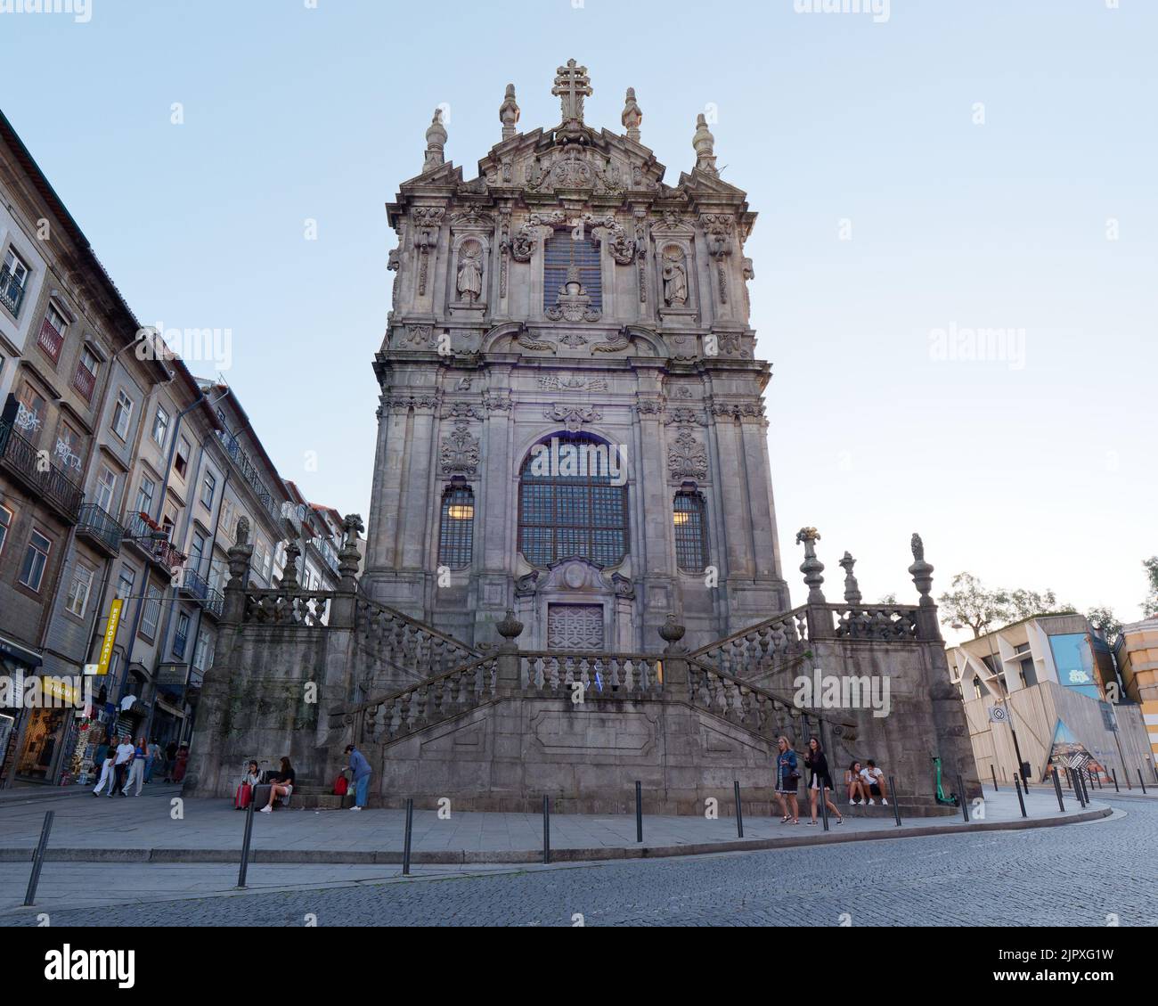 Außenansicht der barocken Kirche Clérigos, Porto, Portugal. Blick von ...