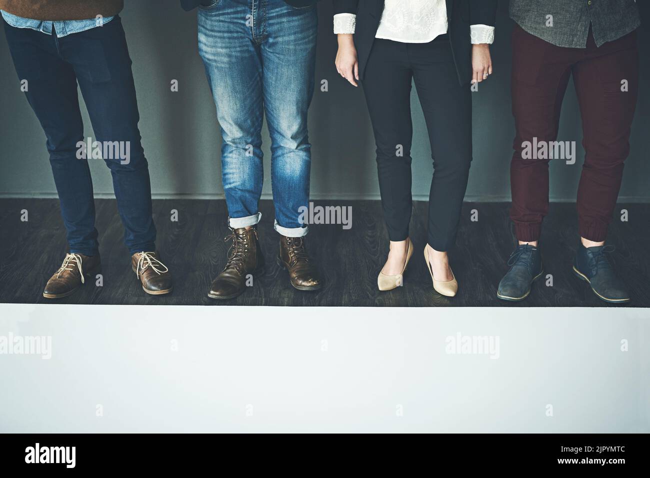 Menschen stehen in einer reihe -Fotos und -Bildmaterial in hoher ...