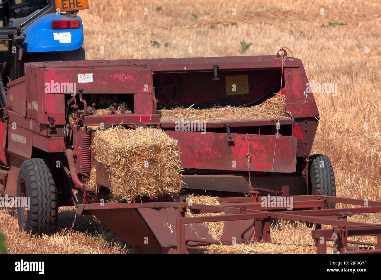 Moderner traktor alte ballenpresse -Fotos und -Bildmaterial in hoher ...
