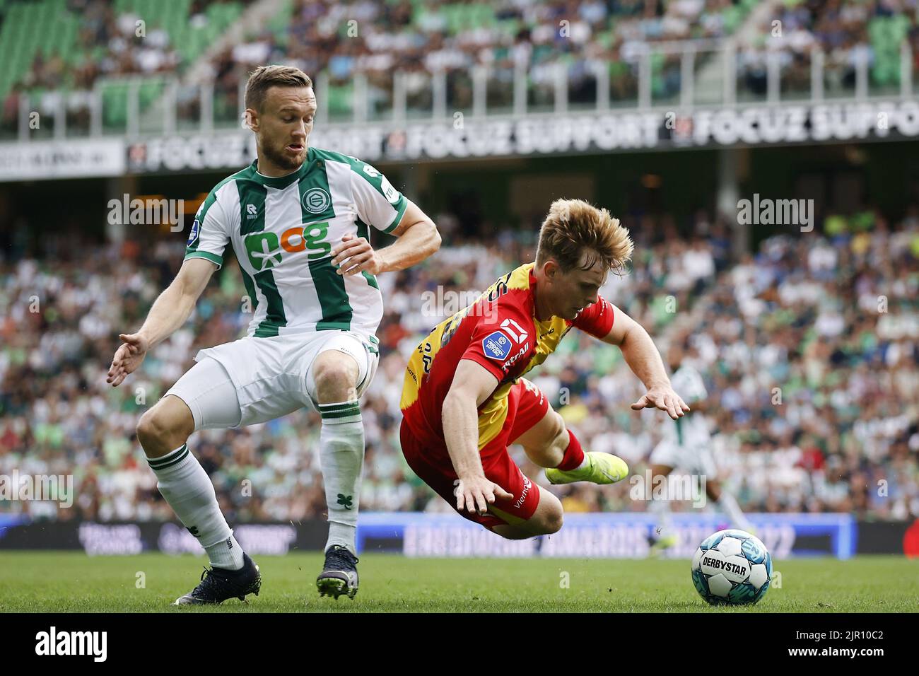 GRONINGEN - (lr) Mike Te Wierik vom FC Groningen, Oliver Edvardsen von ...