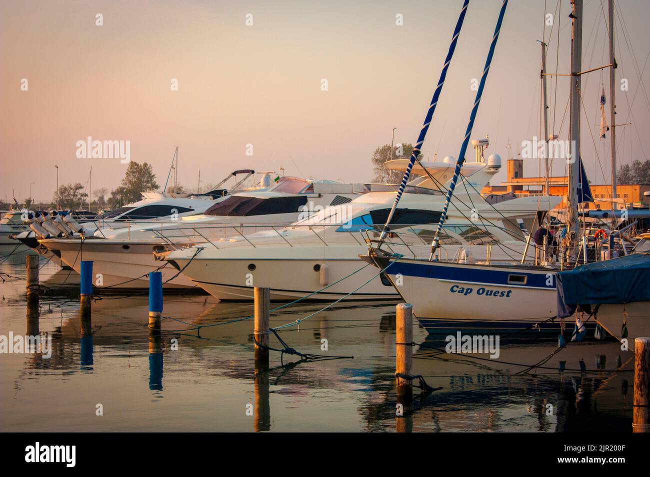 Hafen von albarella -Fotos und -Bildmaterial in hoher Auflösung – Alamy