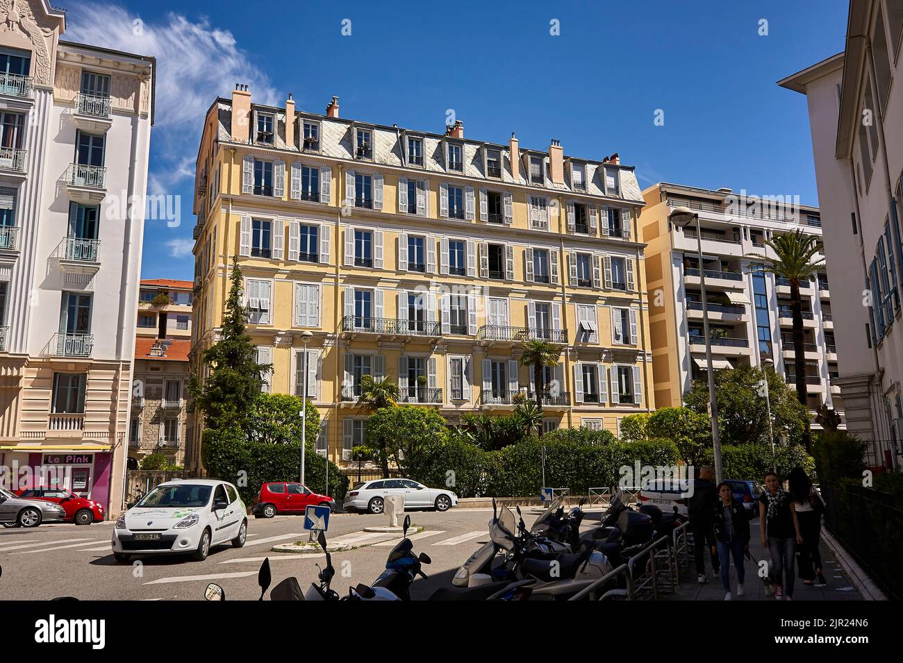 Nizza, Frankreich 20. august 2022: Blick auf einen bunten Palast von ...