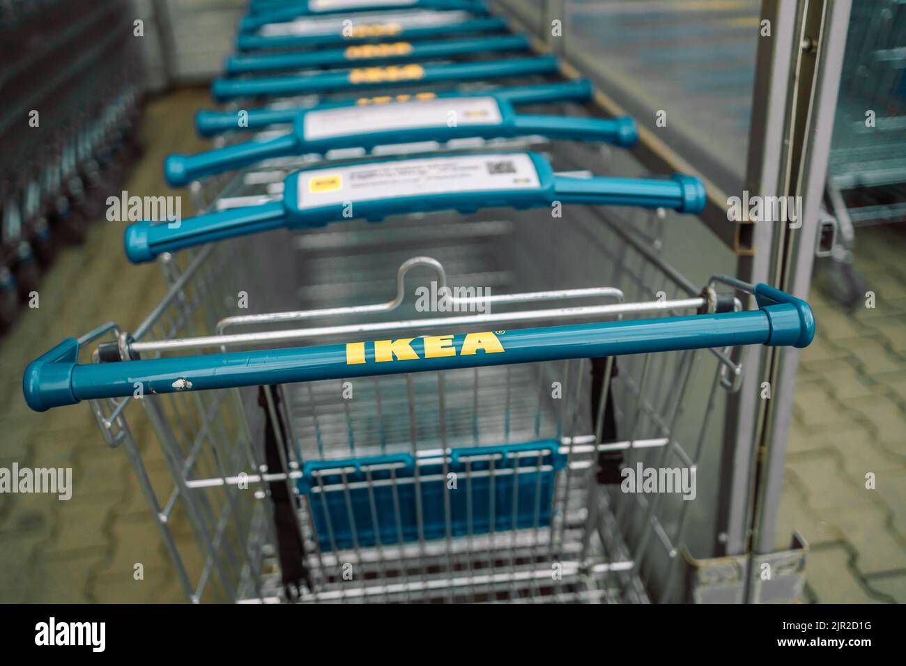 Krakau, Polen - 26. April 2022 : Ikea Trolleys. IKEA ist der weltweit ...