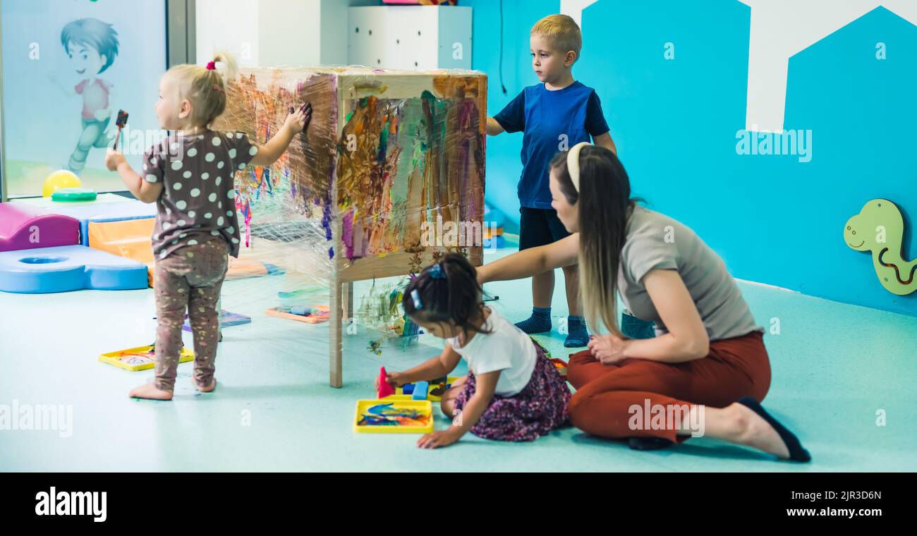 Vorschulkinder malen im Kindergarten, kreative Kunsttechniken. Hochwertige Fotos Stockfotografie ...