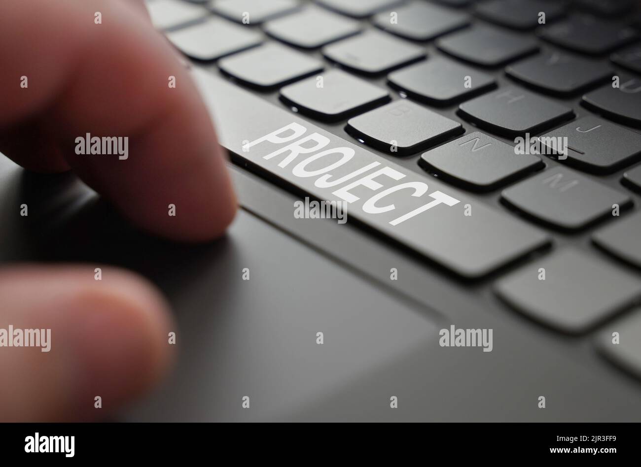 Technologie- und Geschäftskonzept. Auf der Laptop-Tastatur der Hand ...