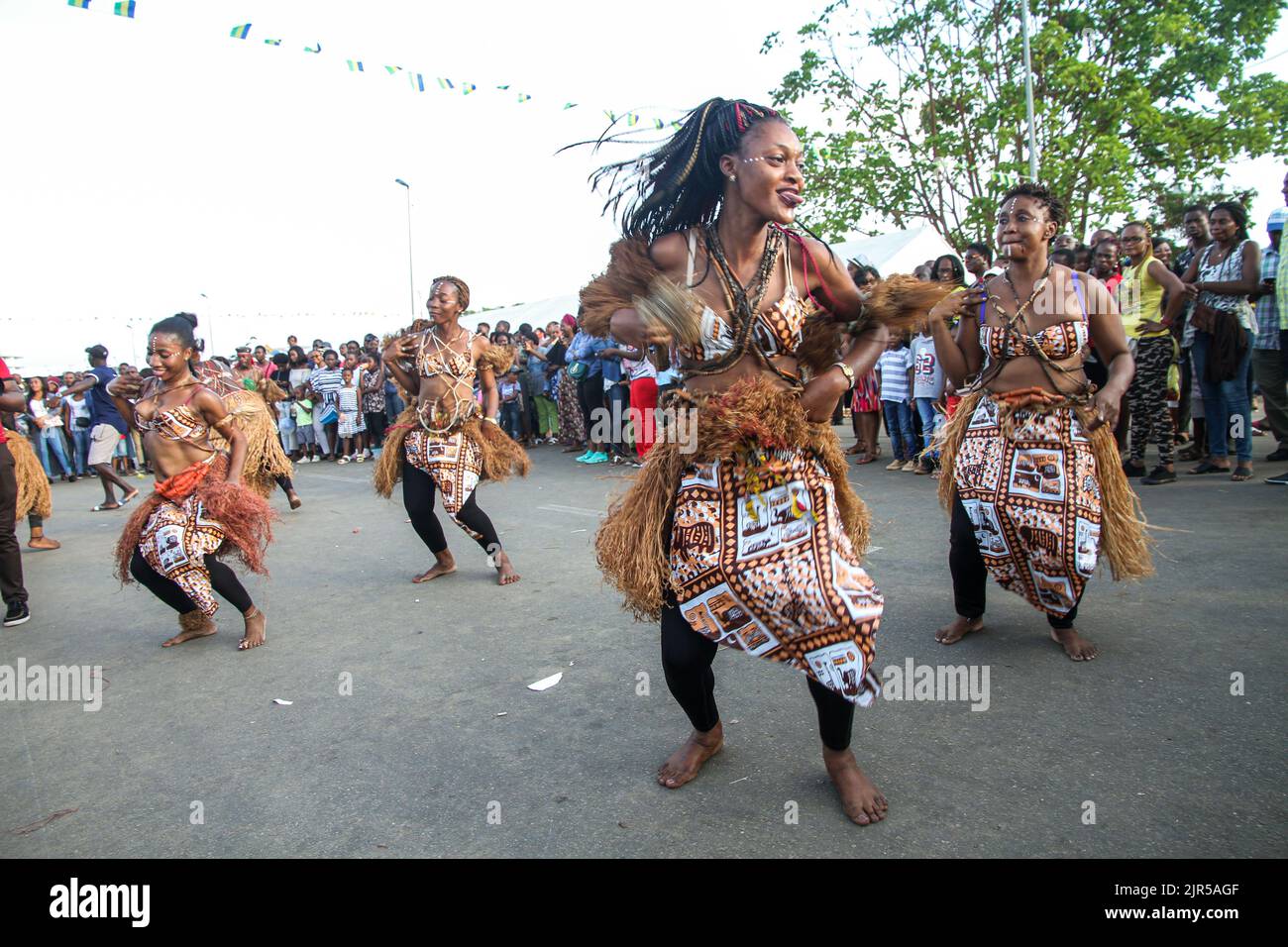 Traditionelle Tänzer aus Gabun treten beim Gabon 9 Provinces Gabon 9 ...