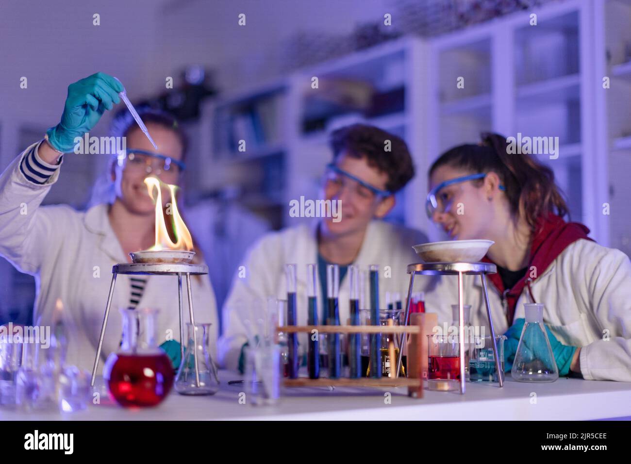 Student students science experiment lab test -Fotos und -Bildmaterial ...