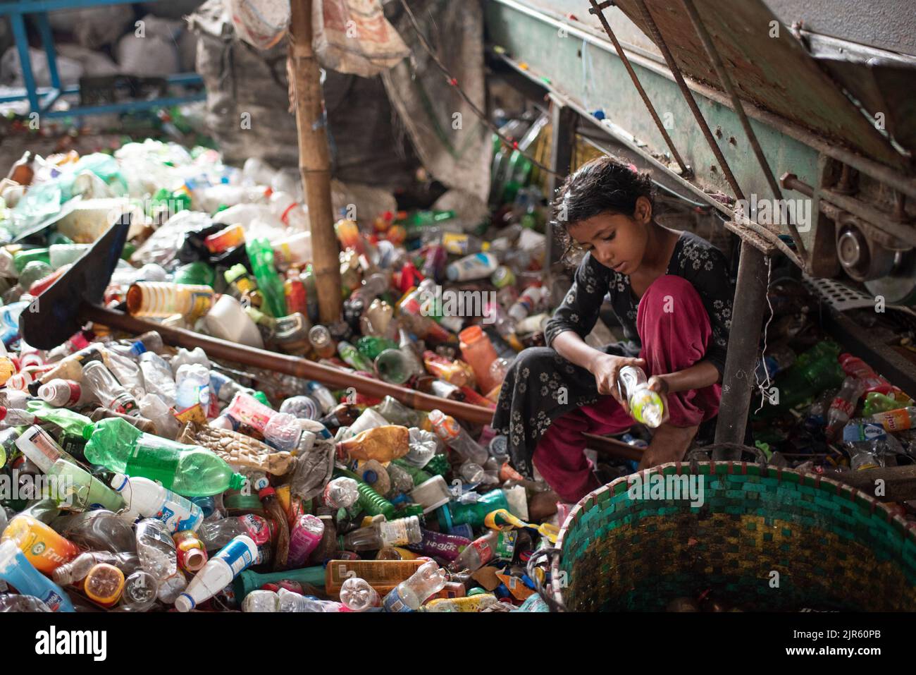 Dhaka, Dhaka, Bangladesch. 22. August 2022. Ein Mädchen, das in einer ...