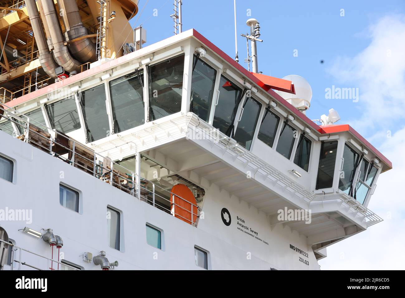 Der RRS Sir David Attenborough dockte am Hafen von Belfast an ...