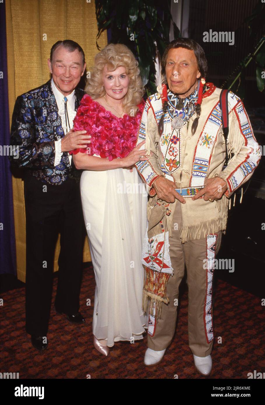 Roy Rogers Donna Douglas und Iron Eyes Cody bei den Angel Awards 1987 ...