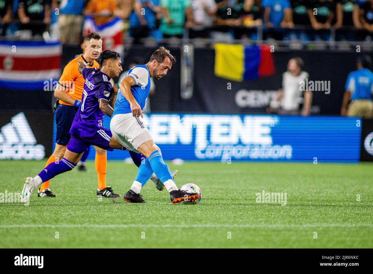 21. August 2022: Facundo Torres (17) von Orlando City verteidigt ...