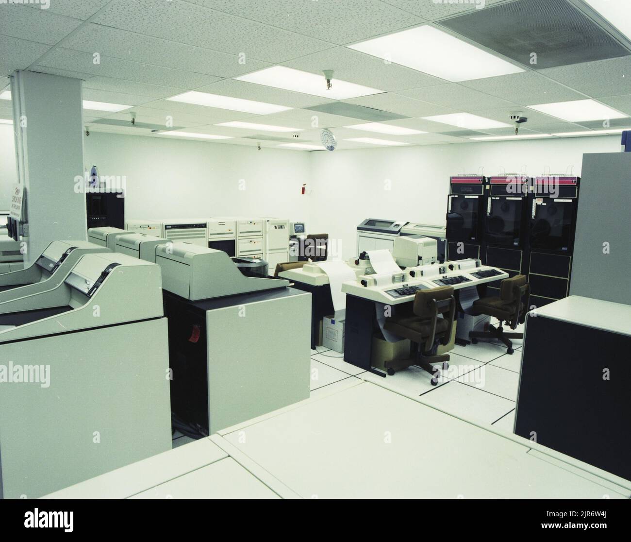 A87678 NICHT-EVENT-COMPUTERRAUM BOBBY EDWARDS (PROJEKTINGENIEUR) APR 9 ...