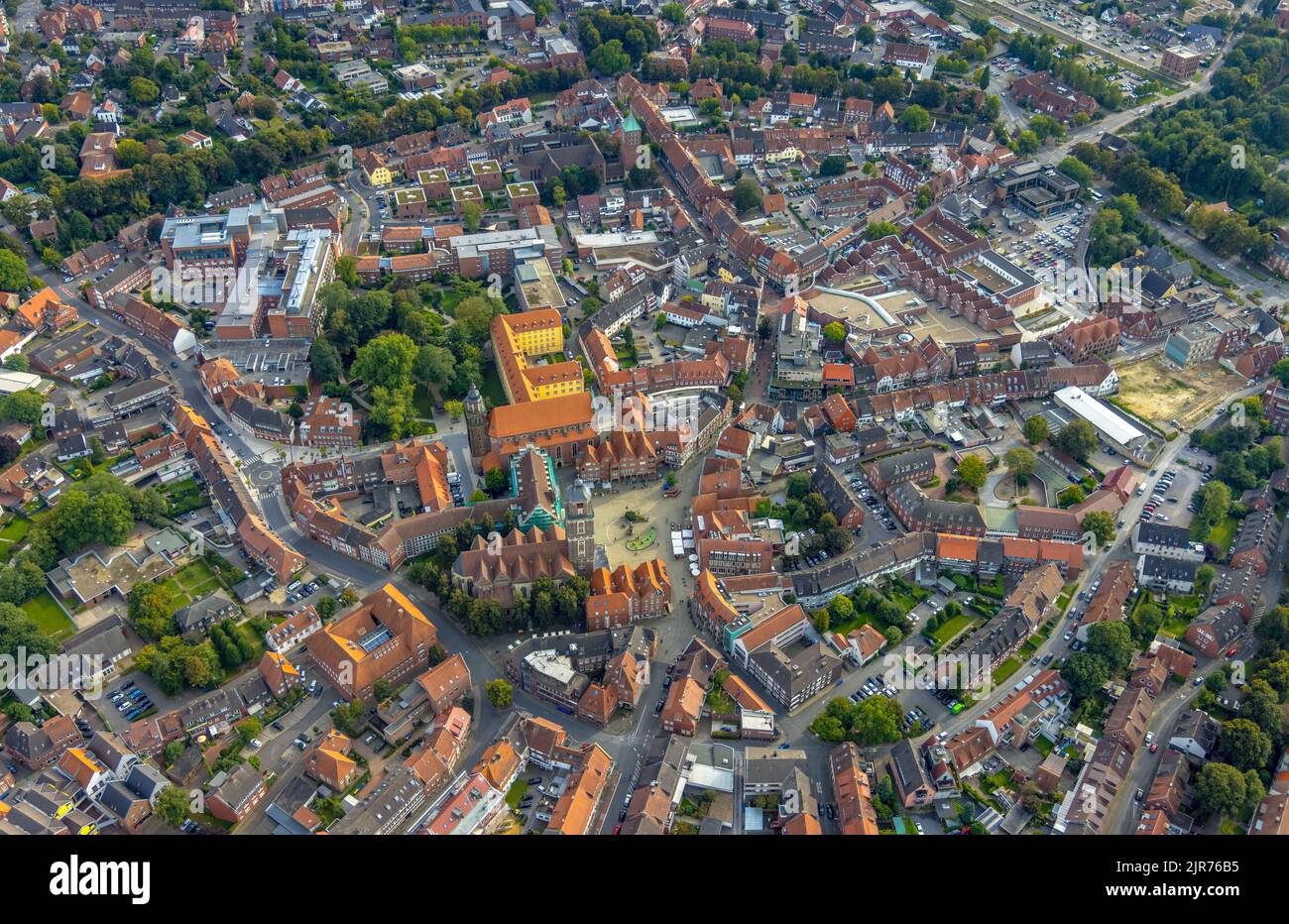 Luftbild, Altstadt und grüner Altstadtring mit katholischer St ...
