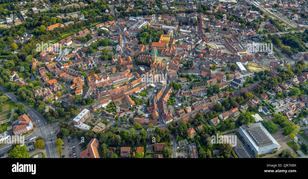Luftbild, Altstadt und grüner Altstadtring mit katholischer St ...