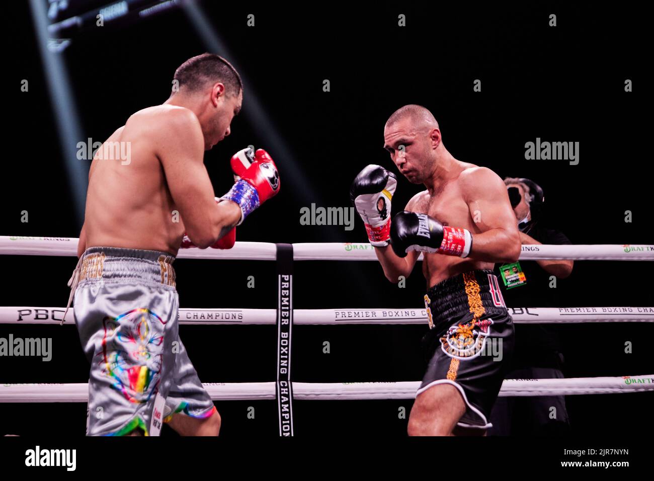 Profiboxer IBF LeichtweltgewichtsSergey Lipinets besiegt WBC Lightweight Omar Figueroa Jr. in ...