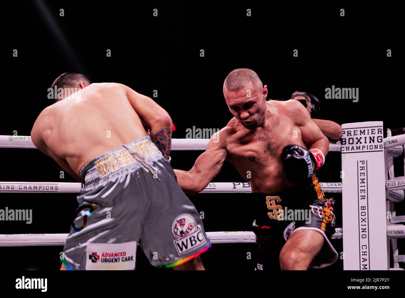 Profiboxer IBF LeichtweltgewichtsSergey Lipinets besiegt WBC Lightweight Omar Figueroa Jr. in ...