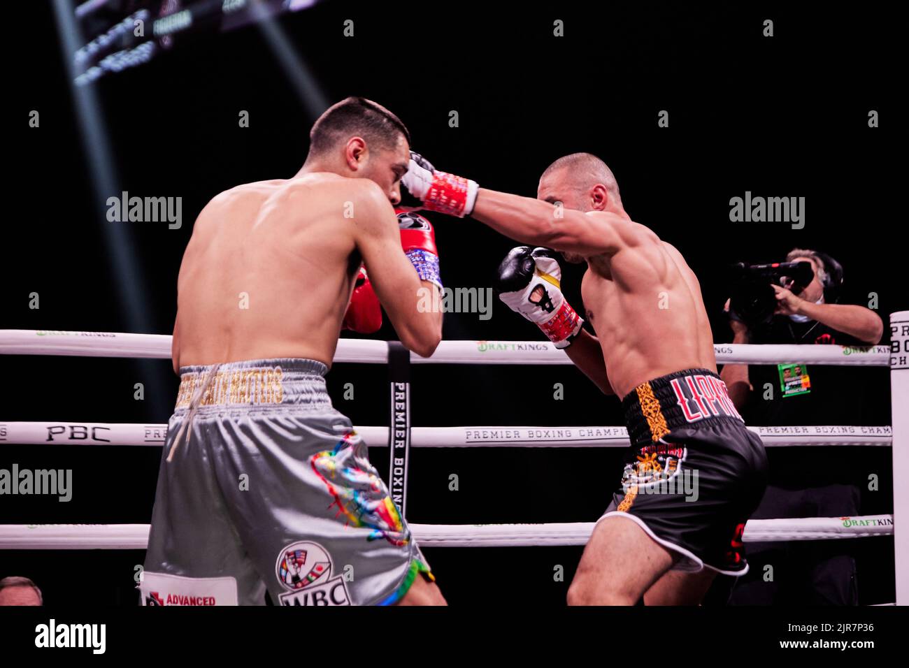 Profiboxer IBF LeichtweltgewichtsSergey Lipinets besiegt WBC Lightweight Omar Figueroa Jr. in ...