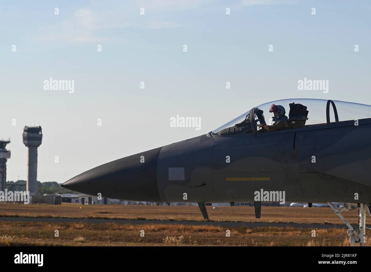 Scott Addy, Waffenoffizier der US-Luftwaffe, 67., taxis in einem F-15C ...