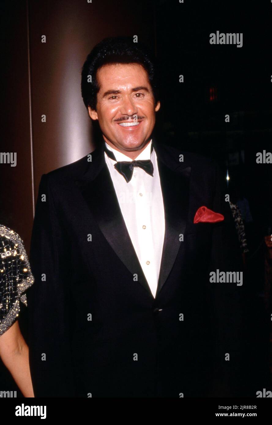 Wayne Newton bei der 'License to Kill' West Hollywood Premiere am 10 ...