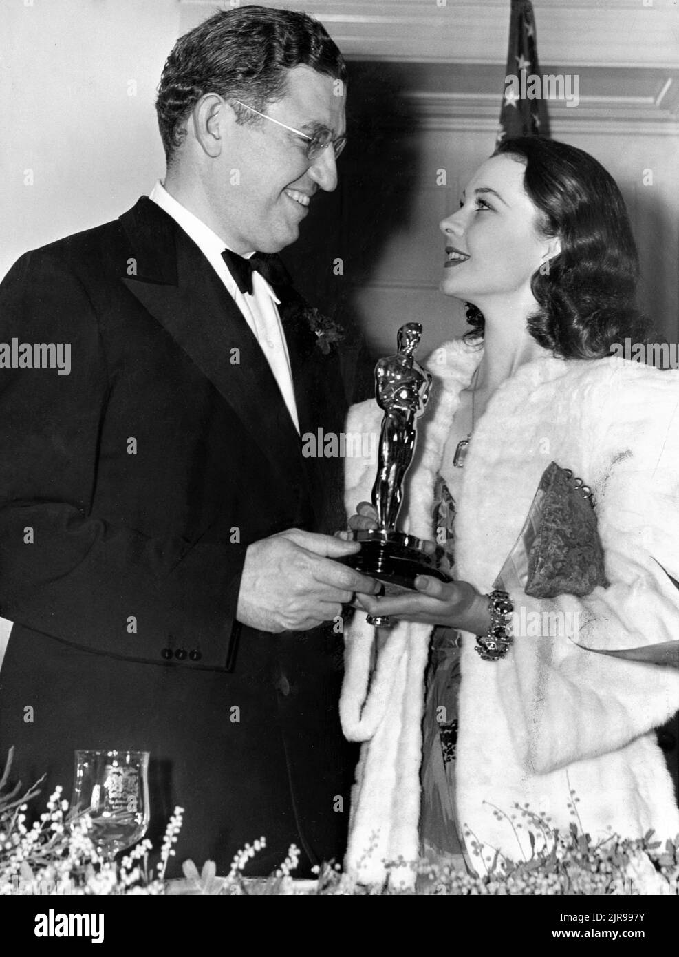 Die Produzentin David O Selznick Und Vivien Leigh Mit Ihrem Oscar Für