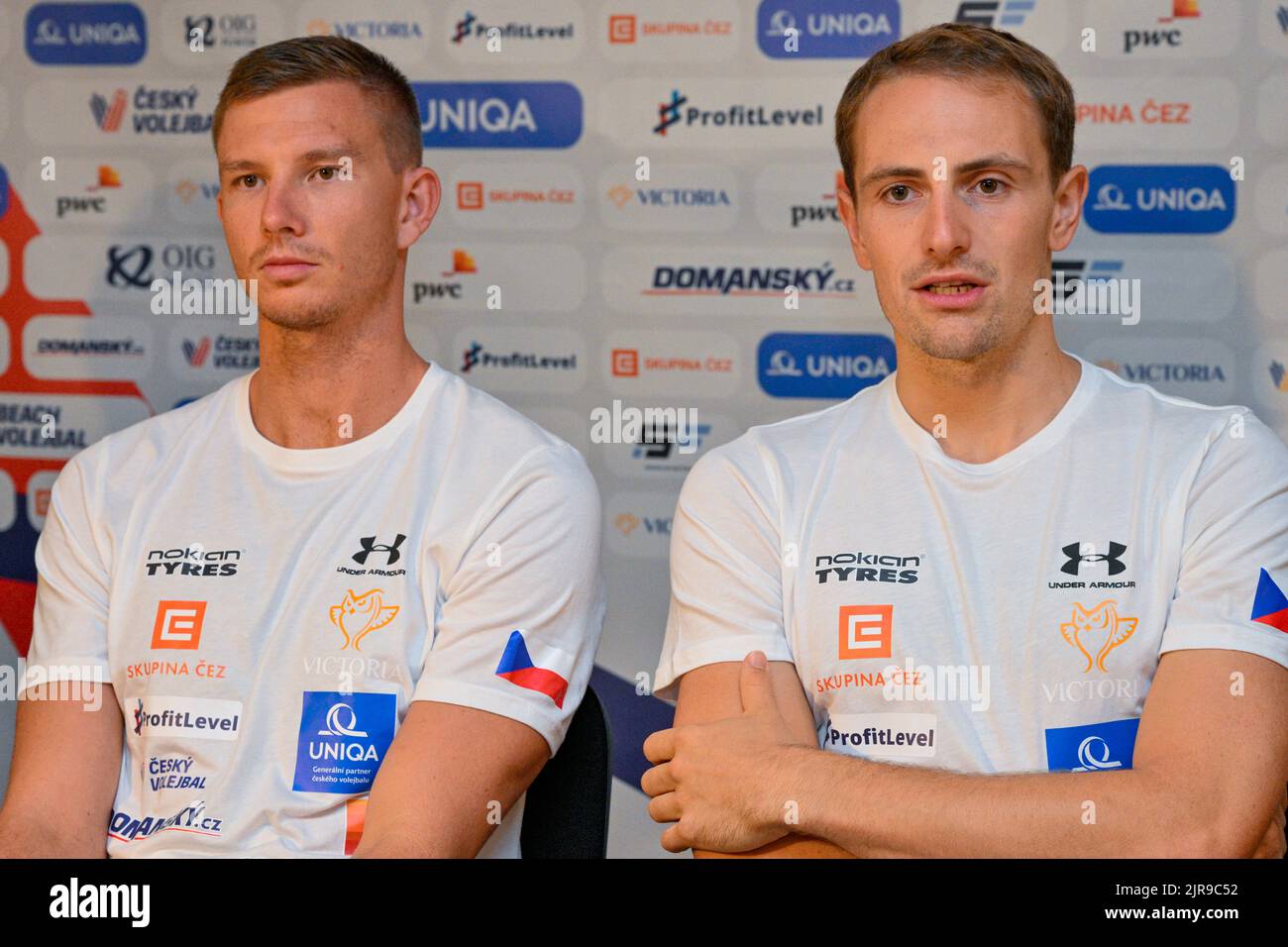 Die tschechischen Beachvolleyballspieler David Scheiner, links, und ...
