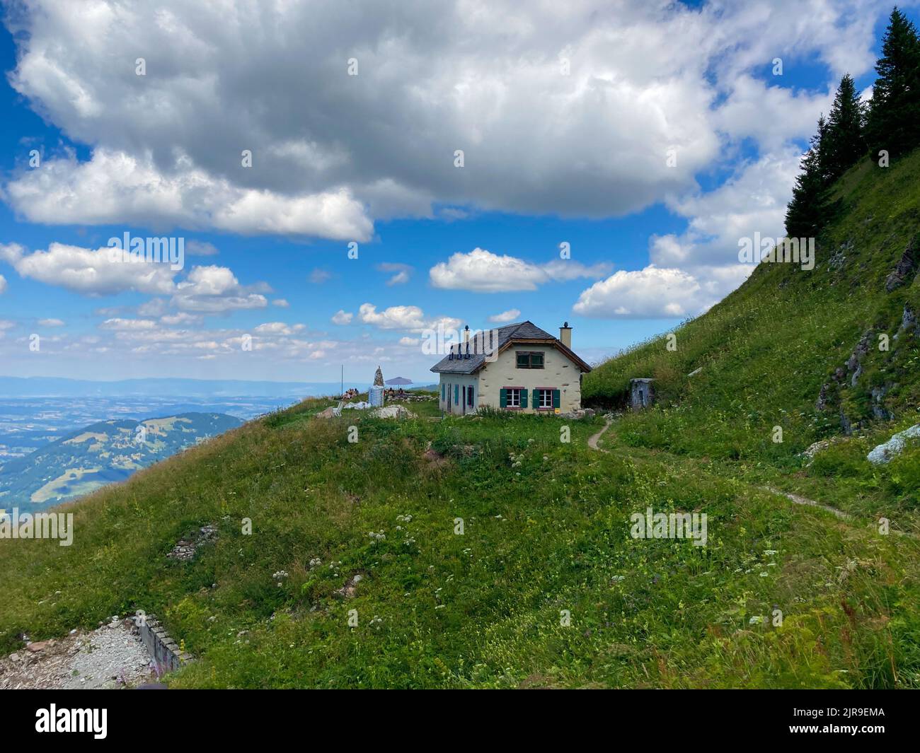Montreux, Schweiz: 01-08-2022: Panorama der Schweizer Alpen. Im ...