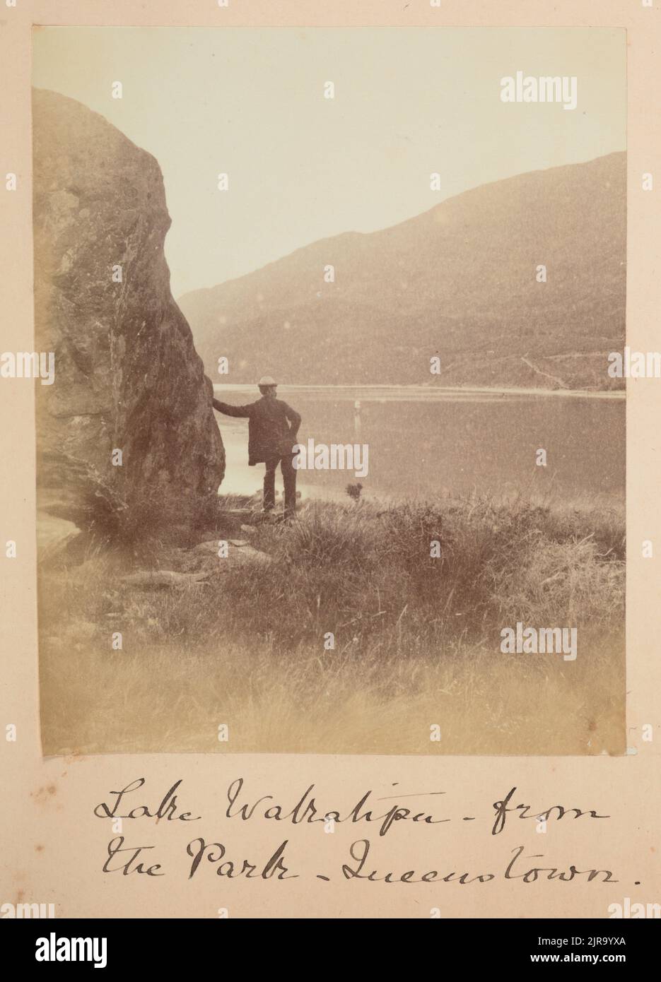 Lake Wakatipu vom Park, Queenstown. Aus dem Album: Fenwick Album of New ...