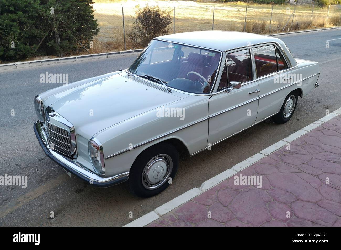 Mercedes benz w115 -Fotos und -Bildmaterial in hoher Auflösung – Alamy