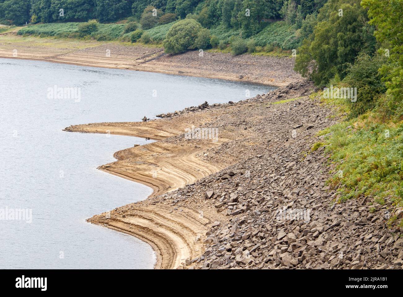 Der Ladybower-Stausee während des trockenen und trockenen Wetters im ...