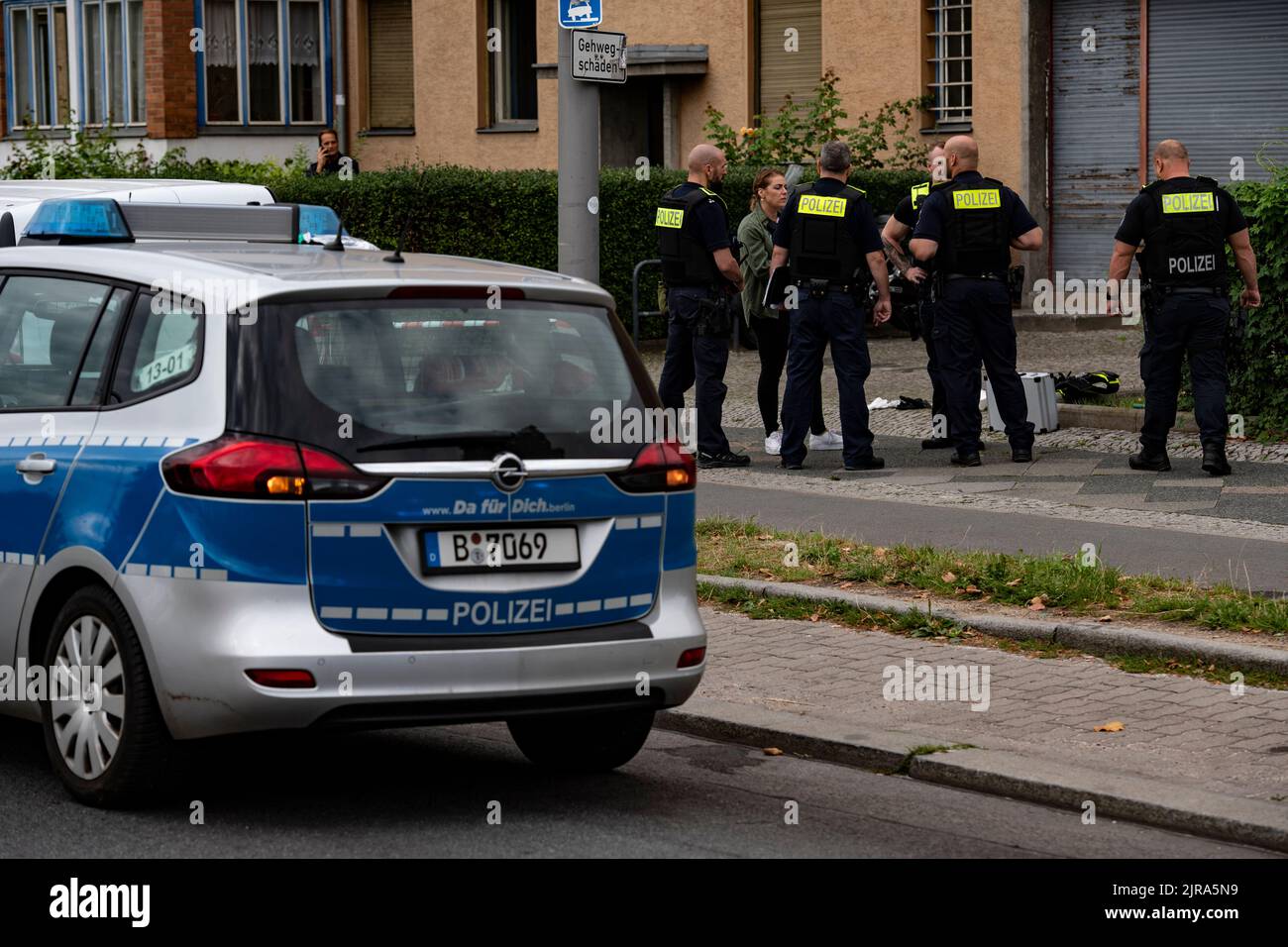 Berlin, Deutschland. 23. August 2022. Polizeibeamte stehen an der ...