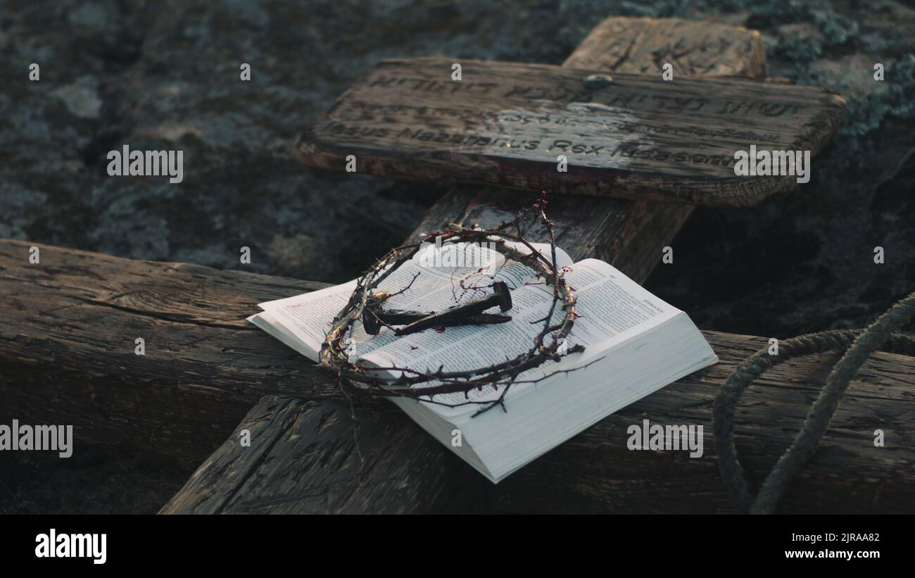 Heilige Bibel mit Dornenkrone und Nägeln auf Holzkreuz mit Schild nach Jesus Christus Kreuzigung ...