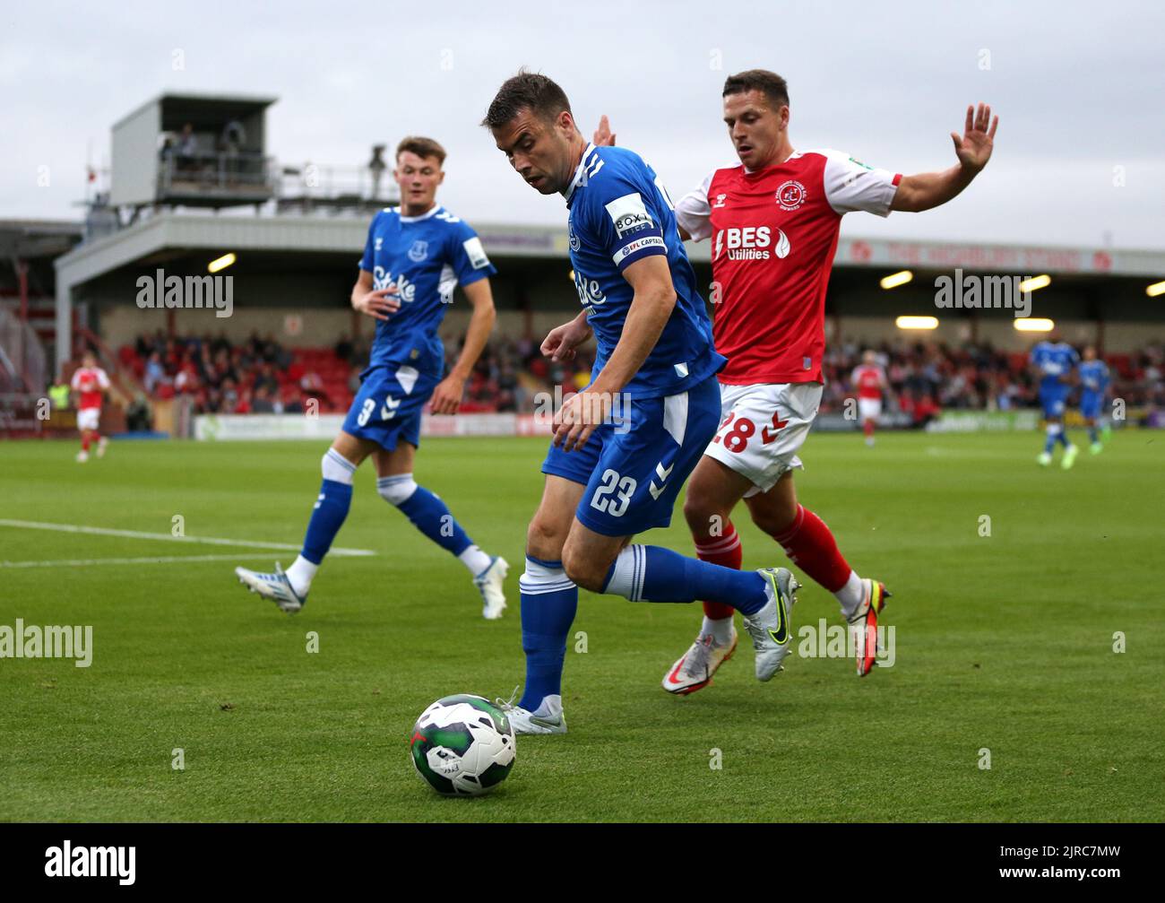 Seamus Coleman von Everton und Carl Johnston von Fleetwood Town im ...