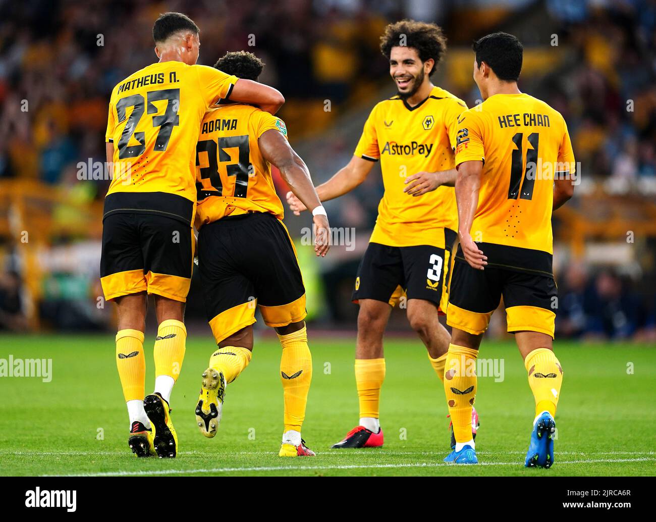 Adama Traore von Wolverhampton Wanderers (Mitte links) feiert das ...