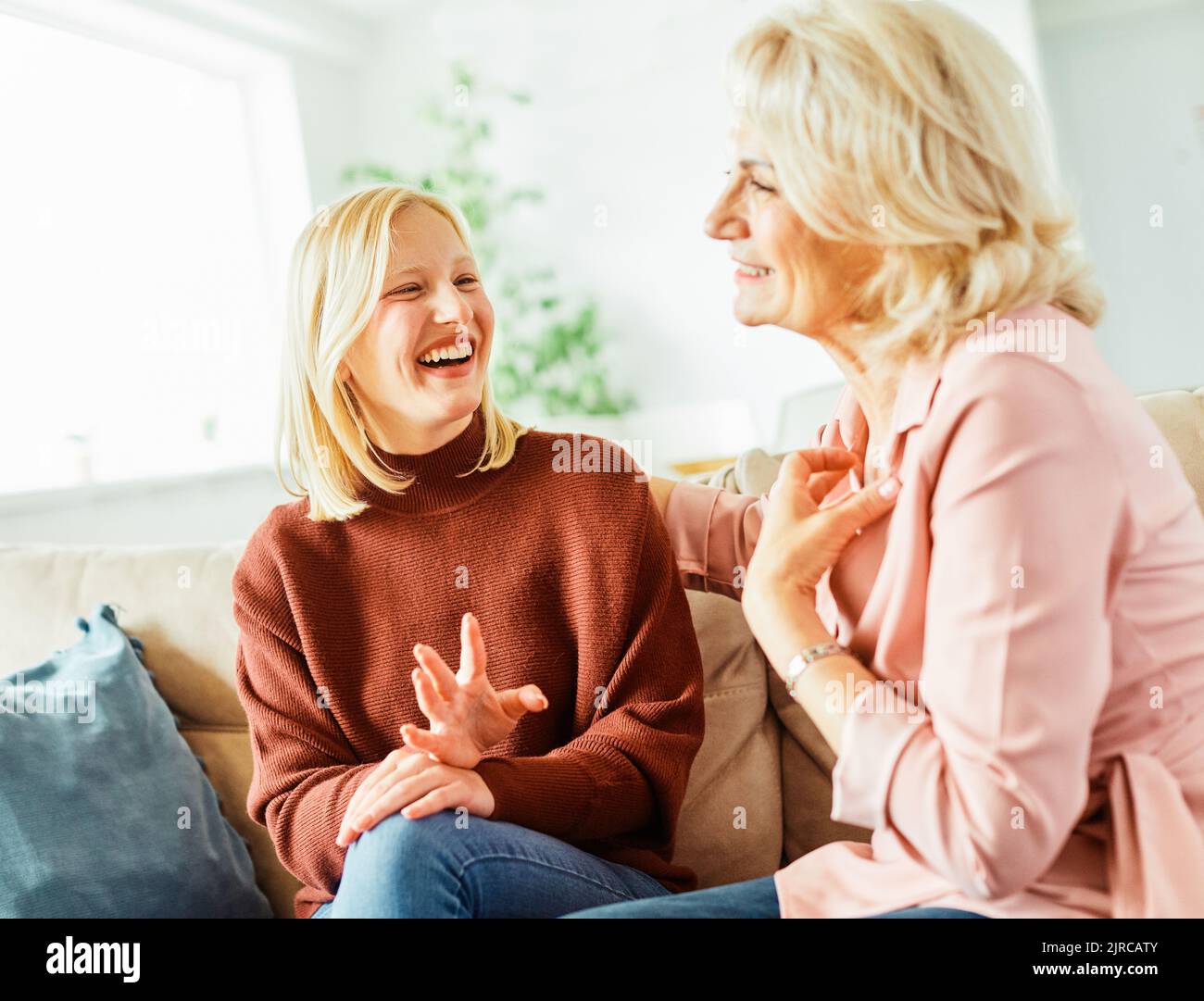 Oma und enkelin -Fotos und -Bildmaterial in hoher Auflösung – Alamy