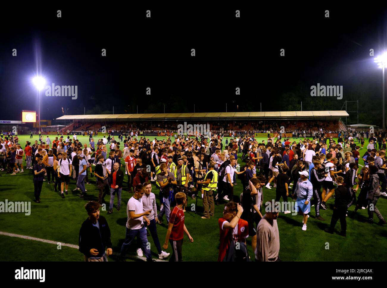 Crawley Town-Fans feiern auf dem Spielfeld am Ende des zweiten Spiels ...