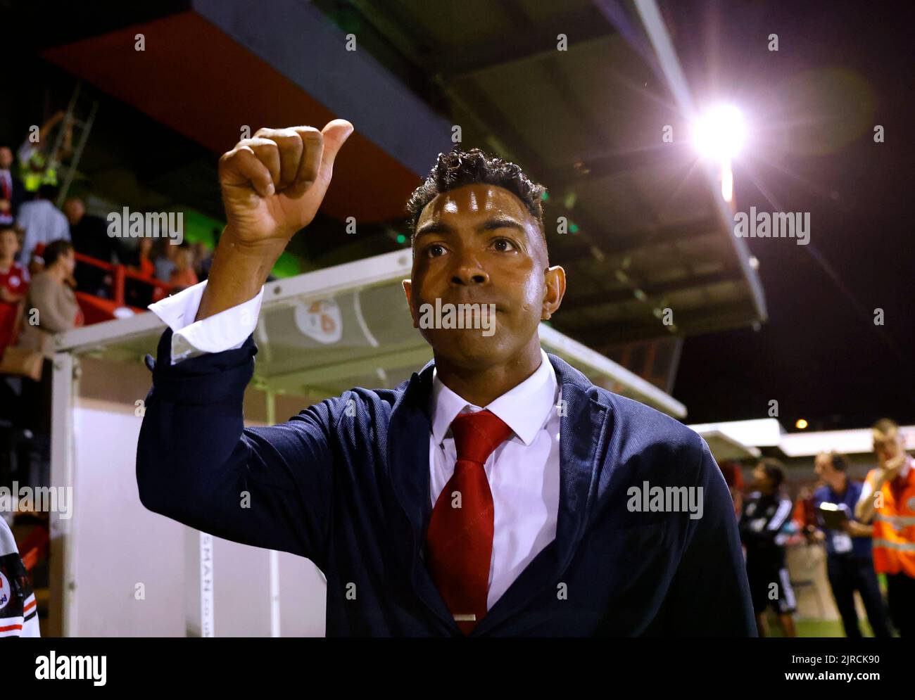 Crawley Town Manager Kevin Betsy am Ende des zweiten Spiels des Carabao ...